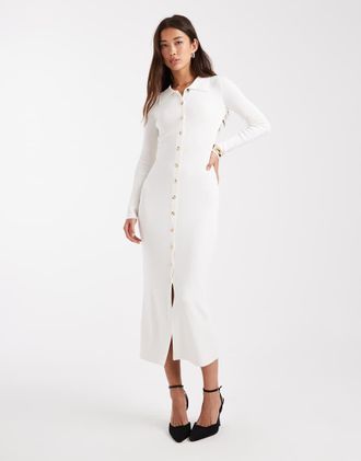 4th & Reckless Maxikleid in Cremewei&szlig; aus Rippstrick mit goldfarbenen Kn&ouml;pfen und Kragen