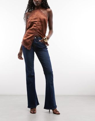 True Religion Joey Mid-Rise Flap-Pocket Flare-Jeans in dunkler Waschung Blau