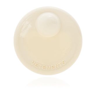VETEMENTS Brosche mit Logo - - Accessories - unisex - Beige - ONE SIZE