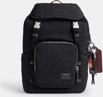 Coach Logan Rucksack Aus Signature-Nylon Mit Anh&auml;ngern