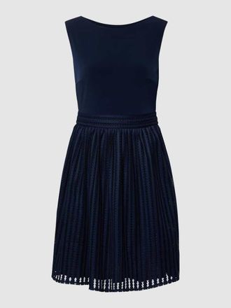 Swing Cocktailkleid mit Lochstickereien