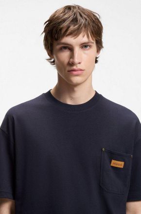 HUGO BOSS T-Shirt Nevado Brusttasche, reine Baumwolle, Logo?Badge aus Veloursleder