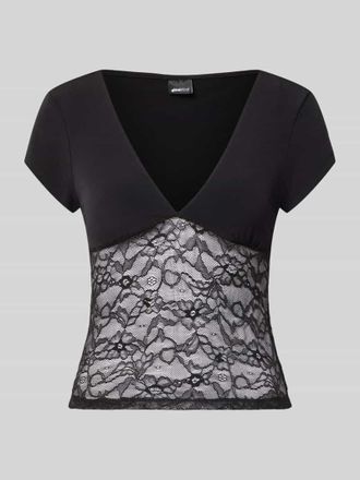 Gina Tricot T-Shirt mit V-Ausschnitt und Spitze