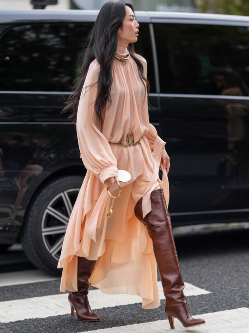 Hiver 2024 : comment porter les bottes hautes avec style