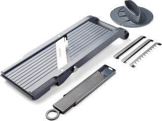 Global Mandoline GSL-95/BC - Premium Gem&uuml;sehobel 95 mm | Mit 3 Julienne-Klingen & Fingerschutz | Stufenlos verstellbar, BPA-frei, 100% Made in Japan