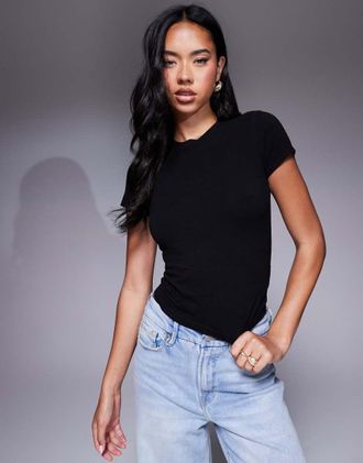 Good American Knapp geschnittenes T-Shirt in Schwarz mit viel Stretch