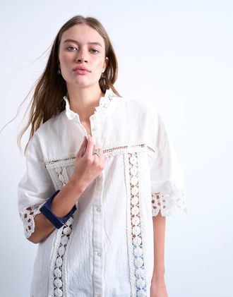 Topshop Chemise d&eacute;contract&eacute;e avec empi&egrave;cements en dentelle - Ivoire-Blanc