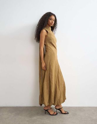 Topshop Robe longue effet froiss&eacute; avec ourlet boule, &eacute;paule torsad&eacute;e et plis sur le c&ocirc;t&eacute; - Camel-Neutre