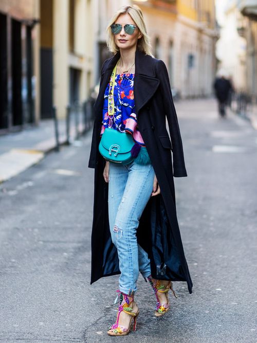 Un jean 501, un top bardot, et un sac à main flashy et des escarpins