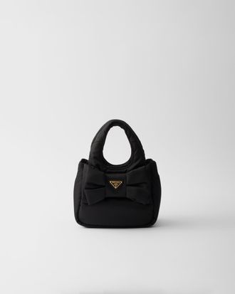 Prada Mini Bag aus gepolstertem Re-Nylon mit Schleife