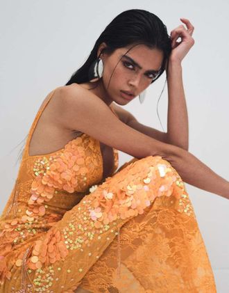 Asos Robe longue en dentelle transparente &agrave; bretelles fines et ornements plac&eacute;s - Orange
