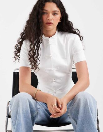 Asos Kurz&auml;rmlige Jacke aus schwerem Satin in Elfenbein mit Mandarinkragen-Wei&szlig;