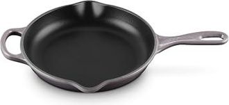 LE CREUSET Le Creuset Signature Gusseisen Brat- und Servierpfanne, Rund, &Oslash; 23 cm, F&uuml;r alle Herdarten inkl. Induktion geeignet, Flint