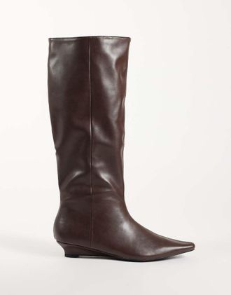 Public Desire Pia kniehohe Stiefel mit niedrigem Keilabsatz in Braun