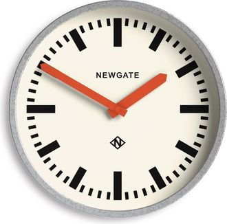 Newgate Watches Luggage wanduhr | Moderne Retro Metall bahnhofsuhr | 30cm | Tief verzinktes metallgehäuse mit orangefarbenen zeigern | Zeitgenössischer Vintage Stil f