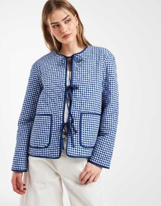 Pieces Steppjacke mit gebundener Vorderseite und Vichy-Karo in Blau und Wei&szlig;-Marineblau