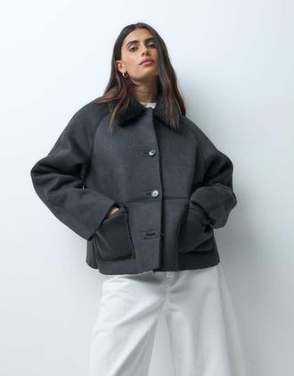 Asos veste doubl&eacute;e en peau retourn&eacute;e avec faux-fur ton sur ton en anthracite-Gris