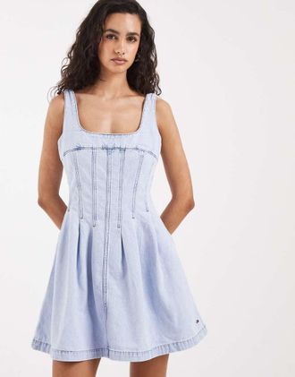 Tommy Jeans Robe courte pliss&eacute;e en jean - Bleu clair d&eacute;lav&eacute;
