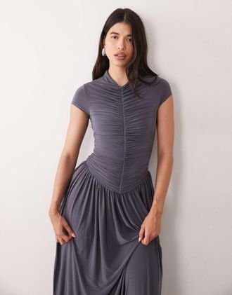 Asos robe longue en mati&egrave;re fluide avec fronces devant et jupe ample, gris charbon