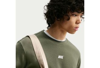 Nike Sweatshirt Nike Sportswear Club Mens Long-Sleeve Varsity Crew mit Varsity-inspiriertem Design, in den Gr&ouml;&szlig;en S bis XXXL erh&auml;ltlich