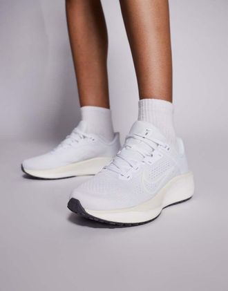 Nike Quest 6 - Sneaker in gebrochenem Wei&szlig;