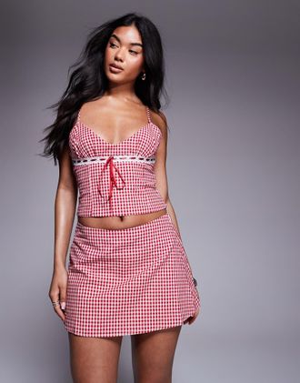Princess Polly Daydreaming - Ensemble &agrave; carreaux vichy avec mini-jupe &eacute;vas&eacute;e et caraco crop top orn&eacute; dun ruban et de dentelle - Rouge-Multicolore