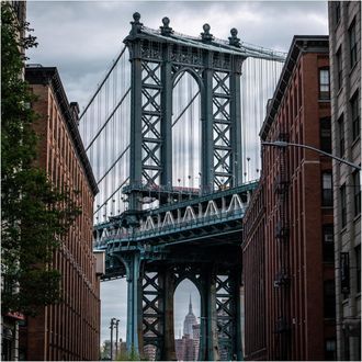 Wallario Sticker/Aufkleber f&uuml;r K&uuml;hlschrank/Geschirrsp&uuml;ler/K&uuml;chenschr&auml;nke, Selbstklebende Folie - 60 x 60 cm, Motiv: Br&uuml;cke zwischen H&auml;usern