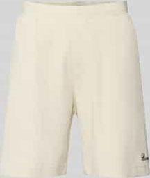 Review Shorts mit Label-Stitching