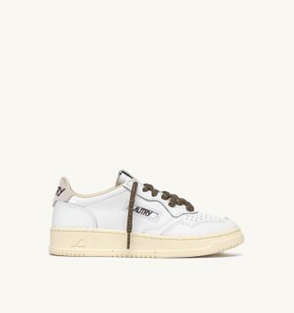 Autry BASKETS MEDALIST LOW EN CUIR BLANC ET DETAILS EN LUREX CHOCOLATE CHIP