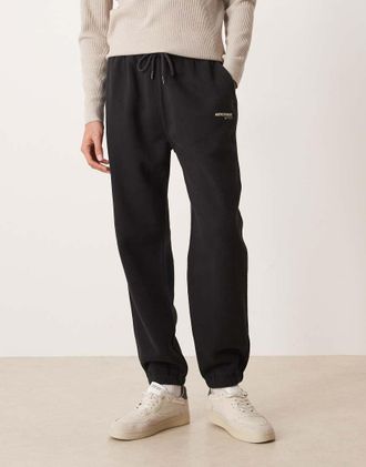 Abercrombie & Fitch Pantalon de jogging d&eacute;contract&eacute; avec logo et chevilles resserr&eacute;es - Noir