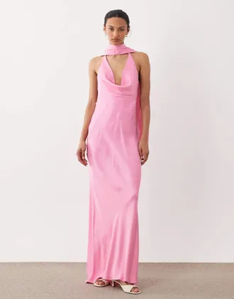 Asos robe longue en satin &agrave; col b&eacute;nitier avec &eacute;charpe rose