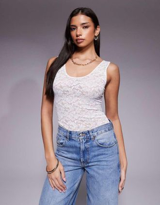 Good American Body d&eacute;bardeur stretch en dentelle &agrave; encolure d&eacute;gag&eacute;e - Blanc