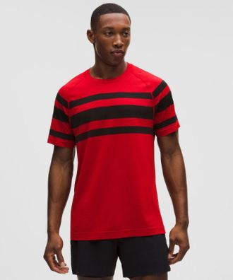 lululemon Metal Vent Tech T-Shirt f&uuml;r M&auml;nner - Gr&ouml;&szlig;e 2XL in League Stripe Oxford Red/Oxford Red/Black