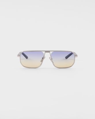 Prada Sonnenbrille mit der ikonischen Metallplakette