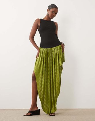 Asos robe longue sans manches avec jupe pliss&eacute;e tombante en tissu style scuba noir et vert mousse-Multi