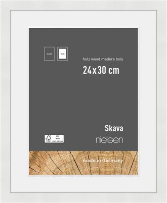 Nielsen Design Bilderrahmen mit Passepartout, 24 x 30 cm, Holz, Wei&szlig;, Rahmen zum Aufh&auml;ngen im Hoch- & Querformat, Echtglas, Skava
