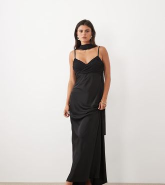 KAIIA exclusivit&eacute; robe longue en satin &agrave; col halter avec d&eacute;tail foulard et ourlet transparent noire