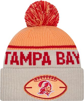 New Era Tampa Bay Buccaneers NFL 2024 Sideline Historic Sport Knit Beige Gelb Bommelmütze - One-Size