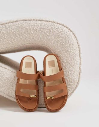 Dolce Vita Sally - Sandalen aus hellbraunem Leder mit Zehenschlaufe und Metalldetail in Gold