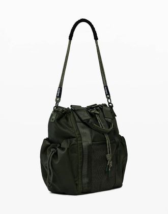 Desigual Gewachster Rucksack in Gr&uuml;n mit verschiedenen Tragepositionen