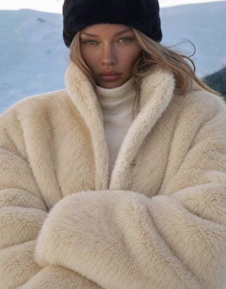 NA-KD kurze Jacke mit weiten &Auml;rmeln aus Faux-Fur in Hellbeige-Neutral