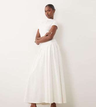 KAIIA exklusive Maxikleid mit hohem Kragen, kurzen &Auml;rmeln, taillierter ausgestellter Passform und Basque-Detail mit tiefer Taille in Wei&szlig;