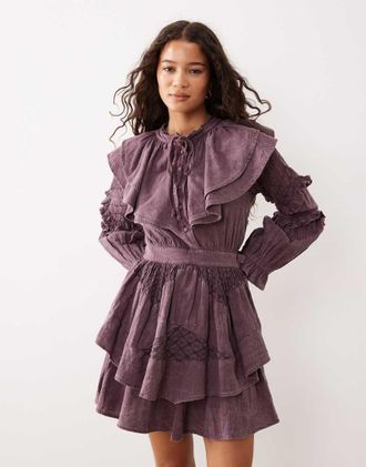 Asos Robe courte volant&eacute;e &agrave; taille cintr&eacute;e avec volants et empi&egrave;cements en dentelle - Bordeaux-Rouge