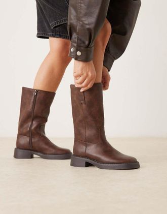 Asos Colby - Kniehohe Stiefel zum Reinschl&uuml;pfen im Trucker-Stil in Braun-Brown