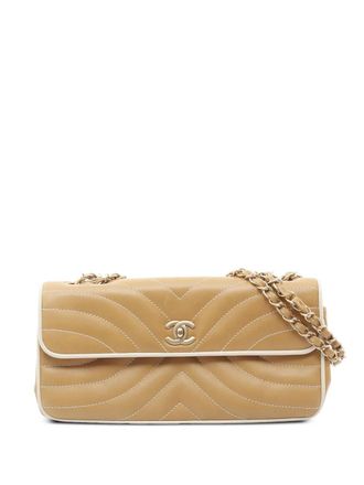 Chanel 2003-2004 Wave Stitch East West Flap Schultertasche - Braun