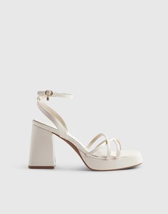 River Island Sandalen in Wei&szlig; mit &uuml;berkreuzten Riemchen und Blockabsatz