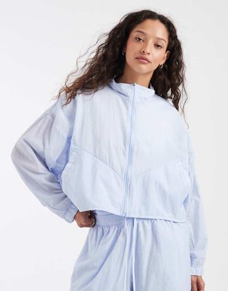 Nike Veste coupe-vent courte &agrave; col chemin&eacute;e - Bleu clair