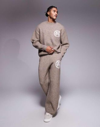 Good For Nothing Gestrickte Jogginghose in Beige mit geradem Bein und Emblem-Aufdruck-Neutral