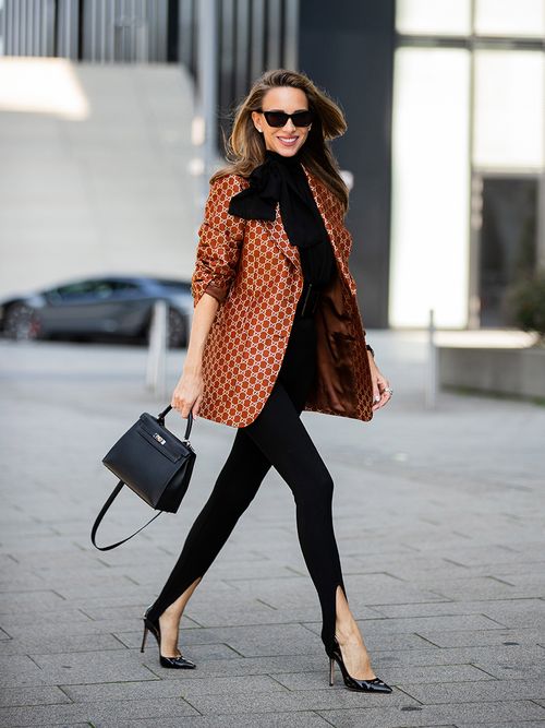 Alexandra Lapp in einem Blazer von Gucci zu einer schwarzen Leggings mit Steg.