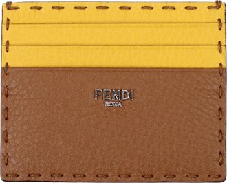 Fendi est un homme &agrave; la peau brune